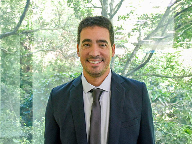 Adrián Ravier - Escuela de Negocios